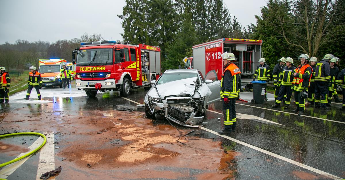 Autounfall an Kreuzung - Mutter und Söhne schwer verletzt